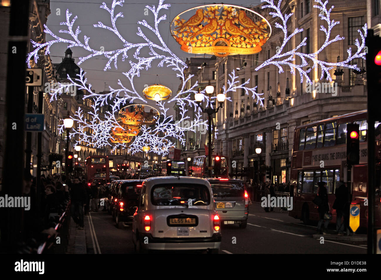 Christmas shoppers london -Fotos und -Bildmaterial in hoher Auflösung ...