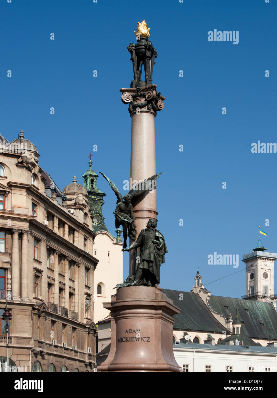 Adam Mickiewicz Denkmal in Lemberg, Ukraine. Rathaus mit Nationalflagge ...