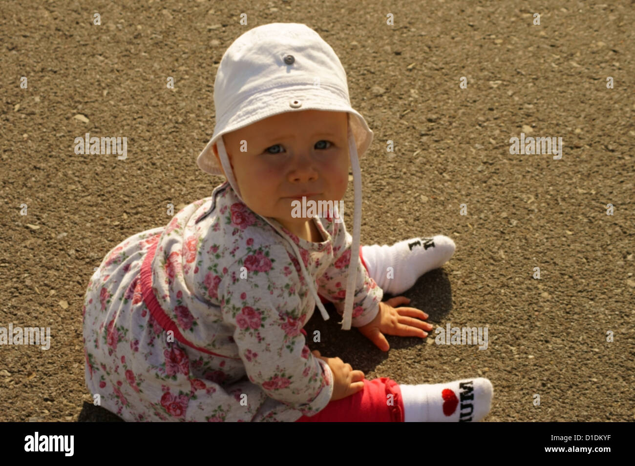 Kleines Baby sitzen Stockfotografie - Alamy