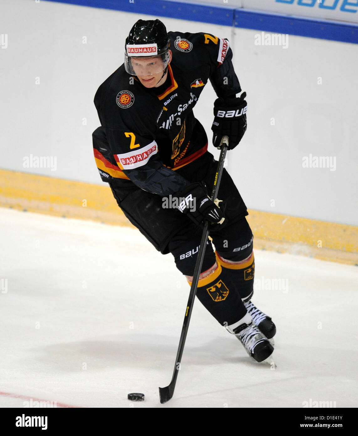 Deutschlands Denis Reul ist Picturd während der Eishockey-Länderspiel ...