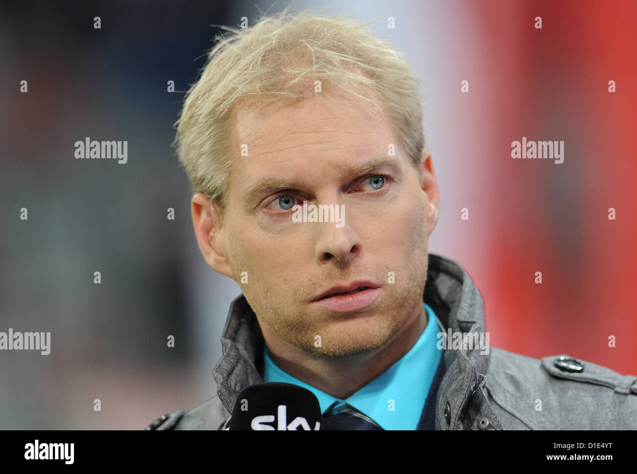 Moderatorin der TV-Sender Sky, Jan Henkel, ist vor der Bundesliga ...