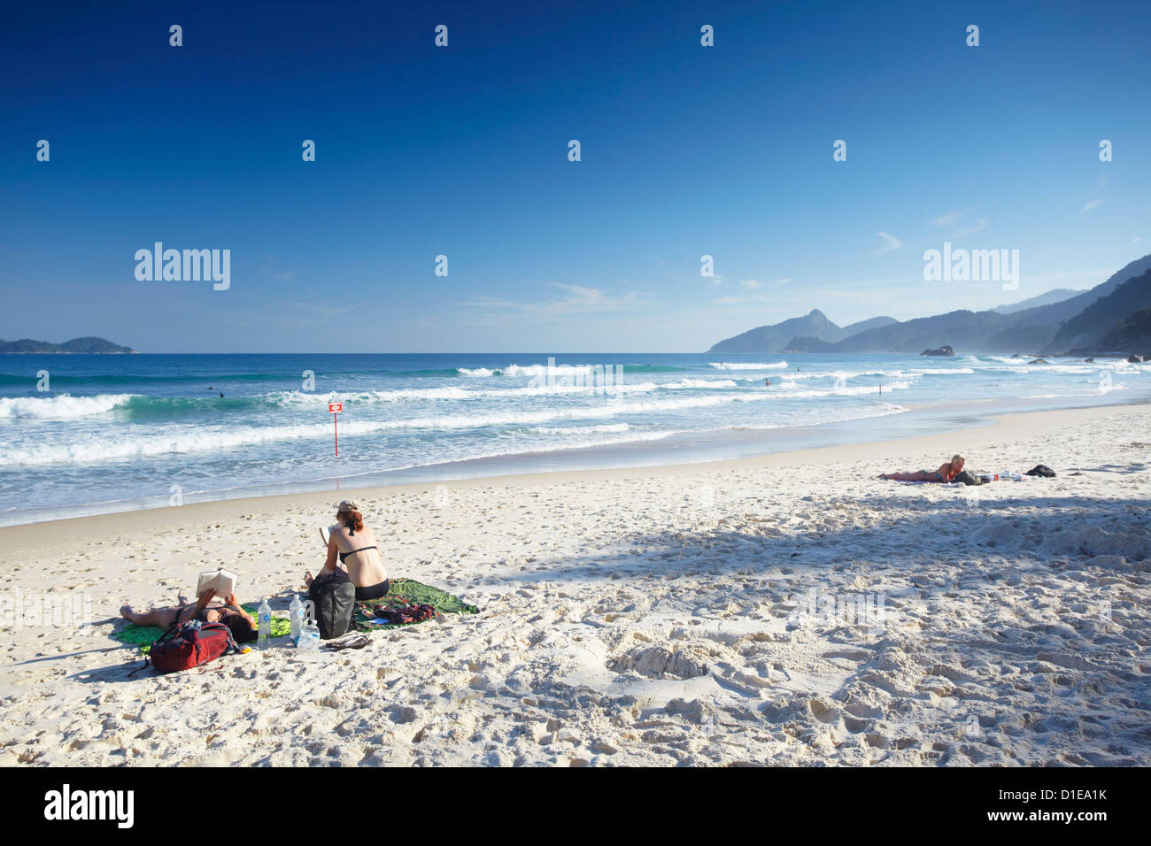 Menschen am strand sonnenbaden -Fotos und -Bildmaterial in hoher ...