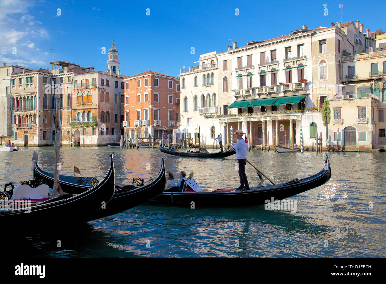 Gondeln am kanal -Fotos und -Bildmaterial in hoher Auflösung – Alamy