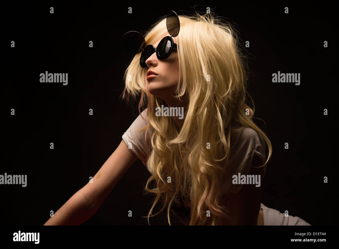 Eine junge schlanke dünne Größe Null blonde Mädchen Frau Model posiert ... Eine junge schlanke dünne Größe Null blonde Mädchen Frau Model posiert ...