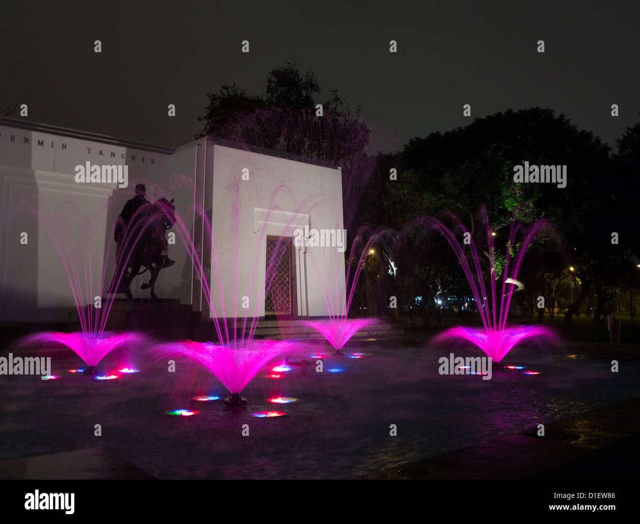 Beleuchteten Springbrunnen in der Abenddämmerung in magische ...