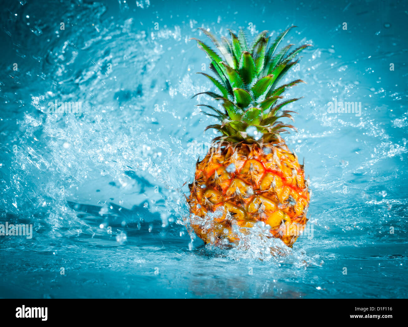 Frische Ananas in Wasser spritzt Stockfotografie - Alamy