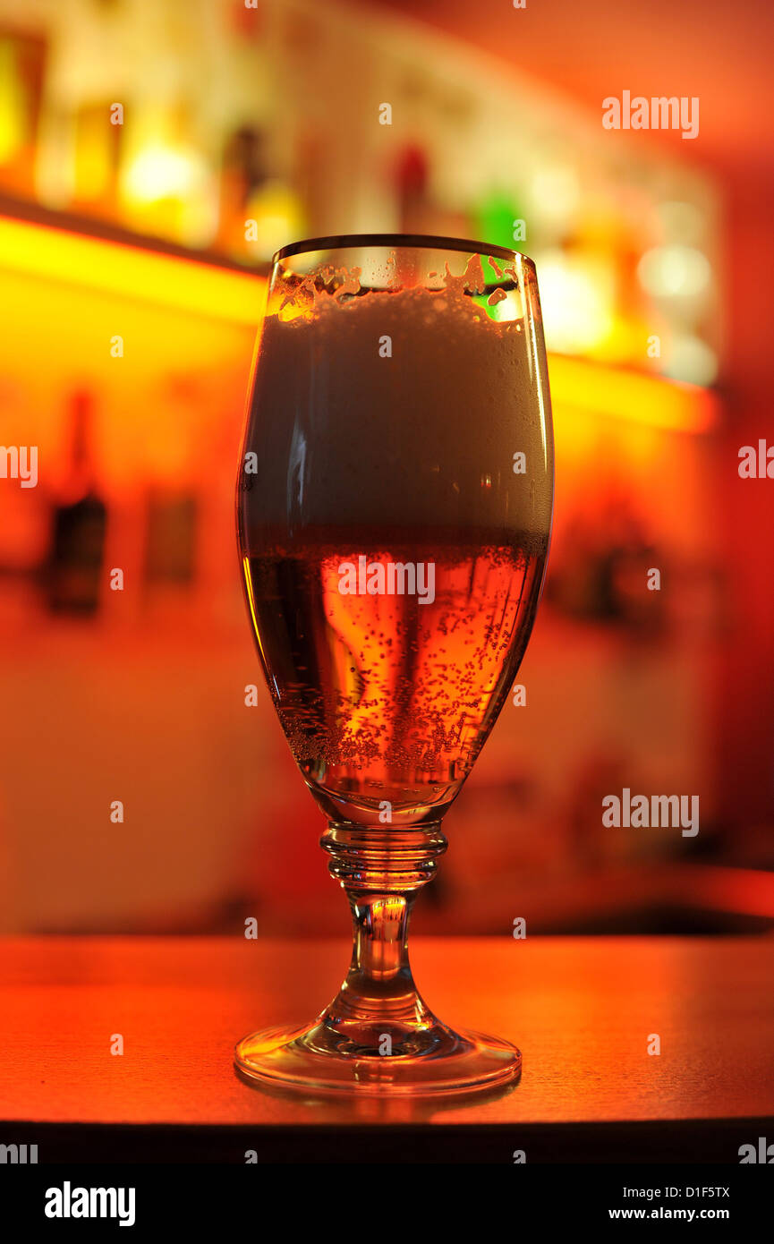 Bier an einer bar -Fotos und -Bildmaterial in hoher Auflösung – Alamy