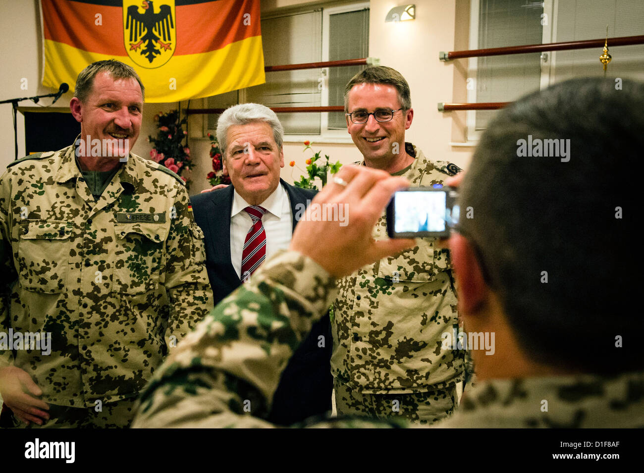 Bundeswehr handreichung -Fotos und -Bildmaterial in hoher Auflösung – Alamy