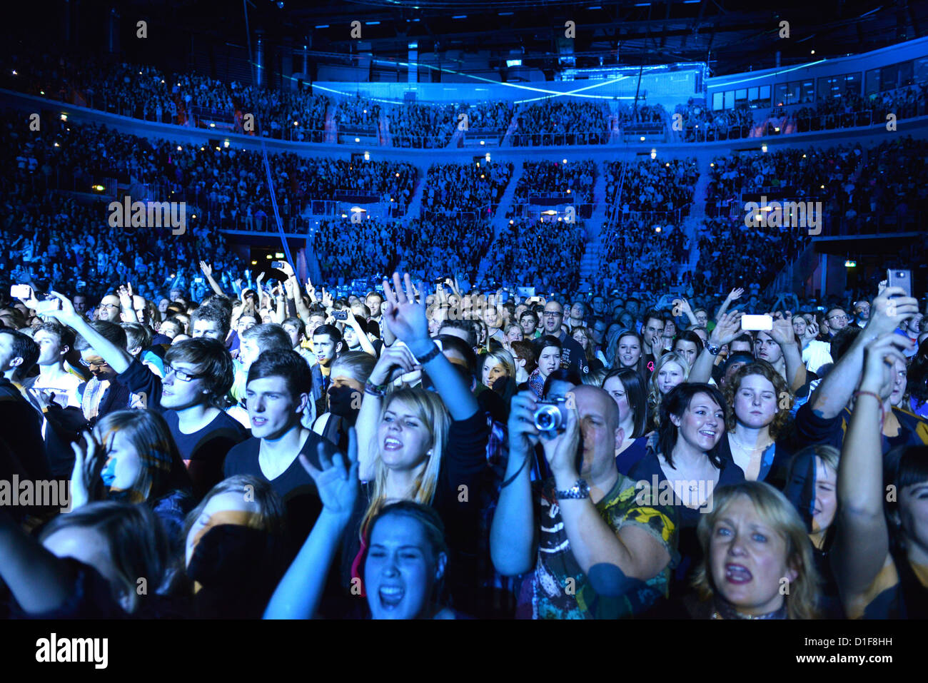 Fans during a concert -Fotos und -Bildmaterial in hoher Auflösung – Alamy