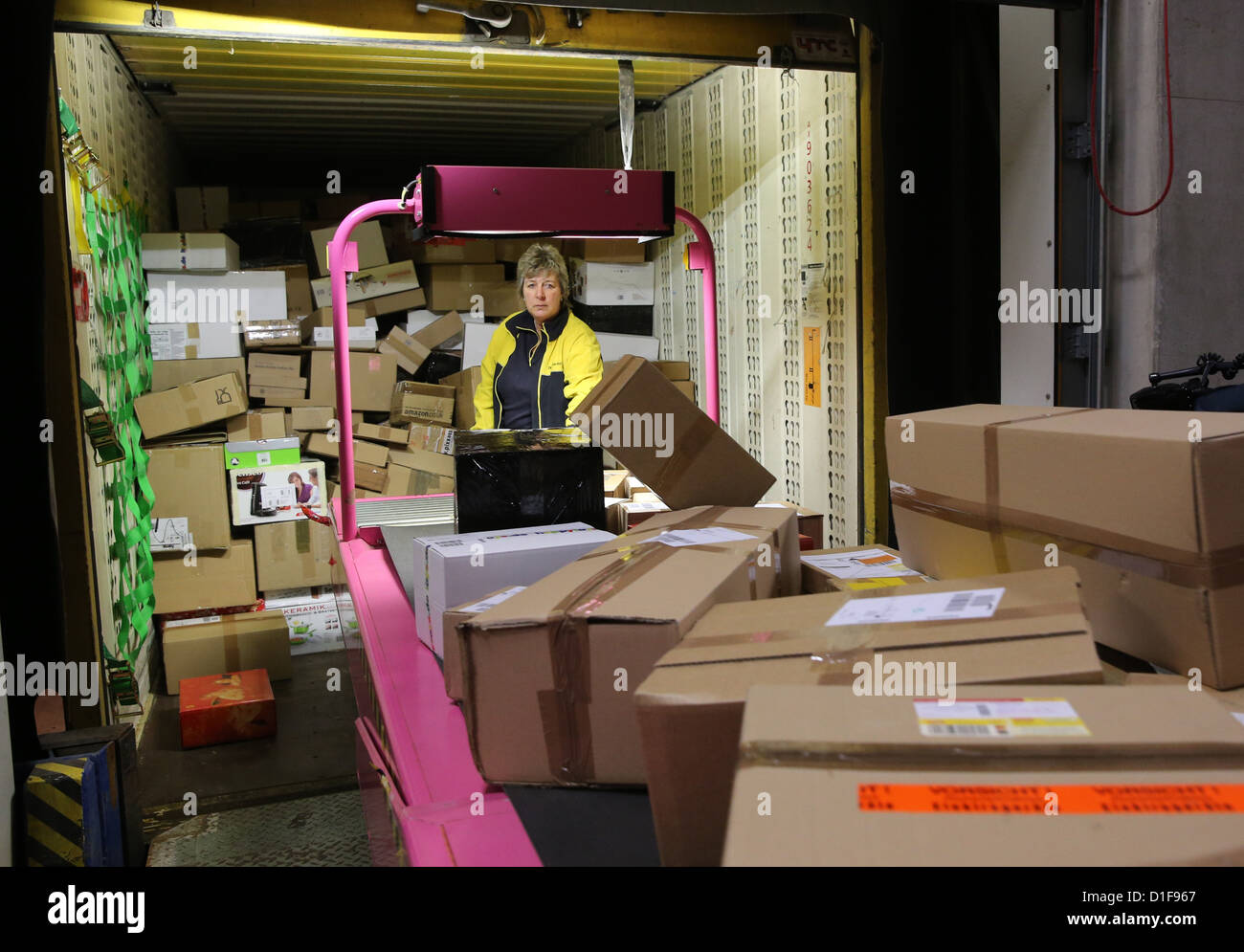 Parcel sorting -Fotos und -Bildmaterial in hoher Auflösung – Alamy