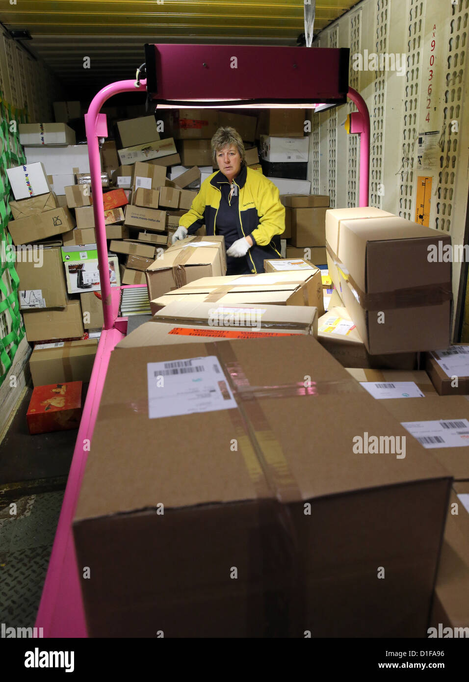 000 parcels it -Fotos und -Bildmaterial in hoher Auflösung – Alamy