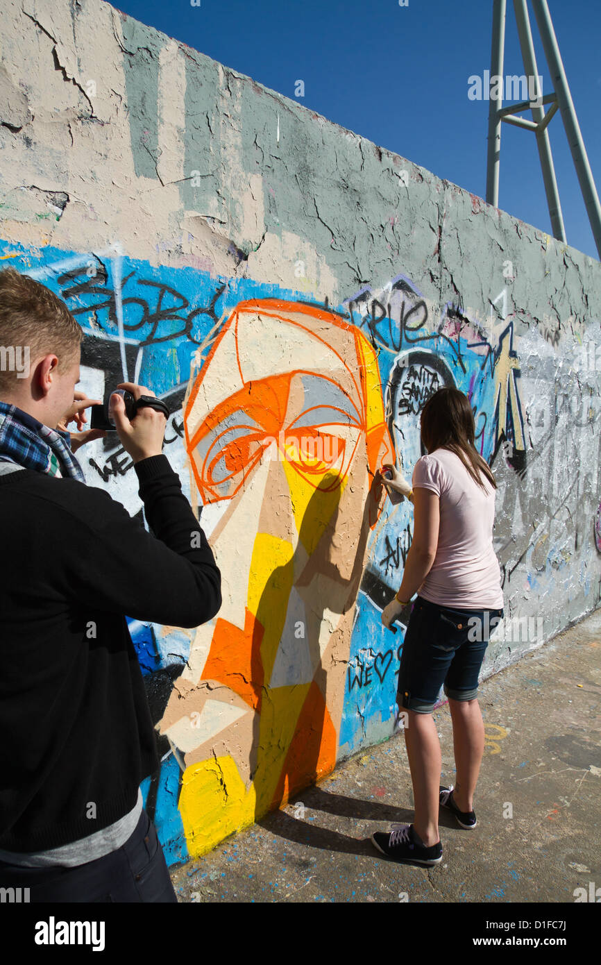 Jugendliche Sprayer Malerei Graffiti auf den Resten der Berliner Mauer ...