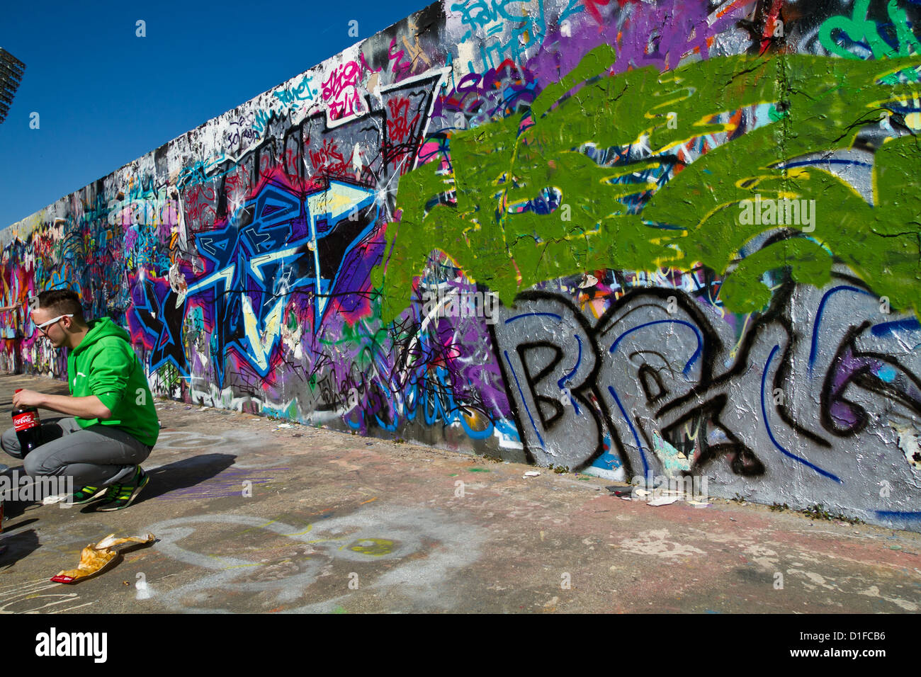 Jugendliche Sprayer Malerei Graffiti auf den Resten der Berliner Mauer ...
