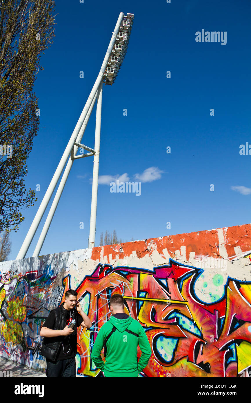 Jugendliche Sprayer Malerei Graffiti auf den Resten der Berliner Mauer ...