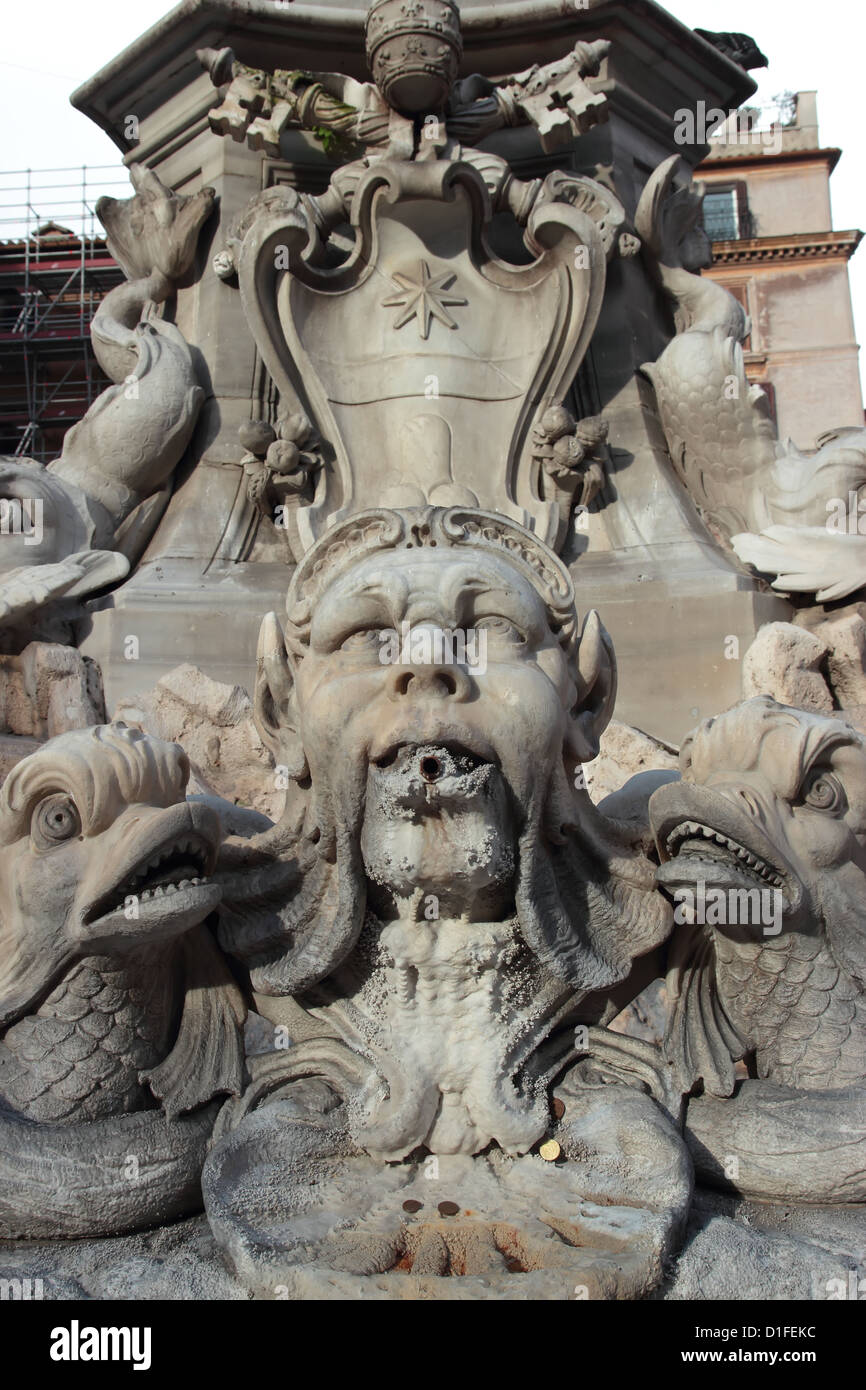 Groteske Maske auf dem Brunnen der Piazza della Rotonda in Fron des ...