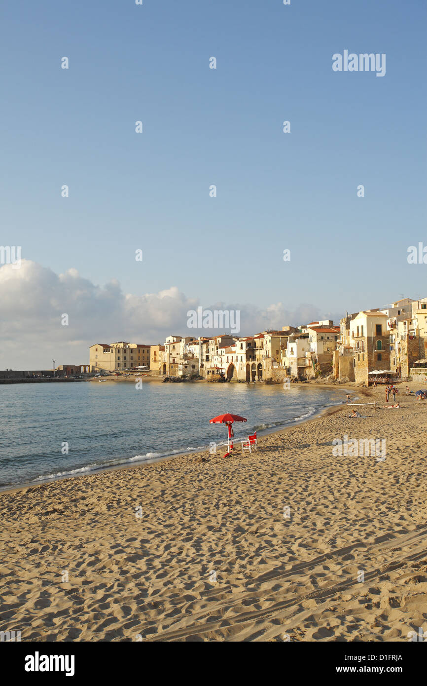 Cefalu strand italien -Fotos und -Bildmaterial in hoher Auflösung – Alamy