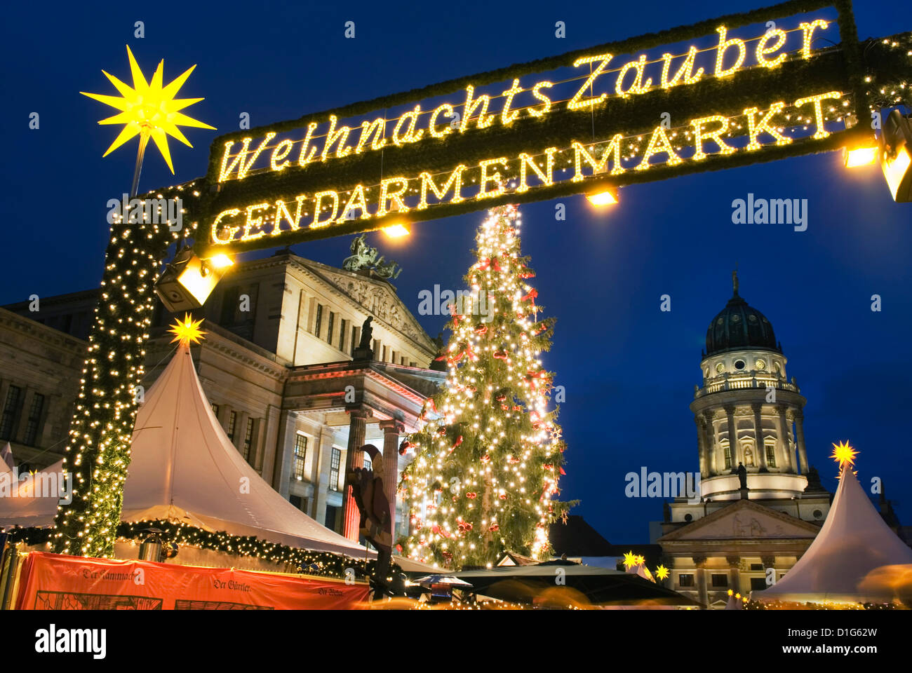Weihnachtsmarkt vor dem Opernhaus, Gendarmenmarkt, Berlin, Deutschland ...