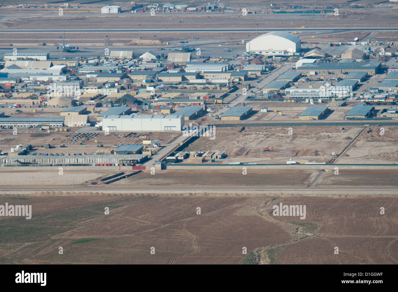 Die Antenne zeigt Camp Marmal der Bundeswehr in Masar-i-Sharif ...