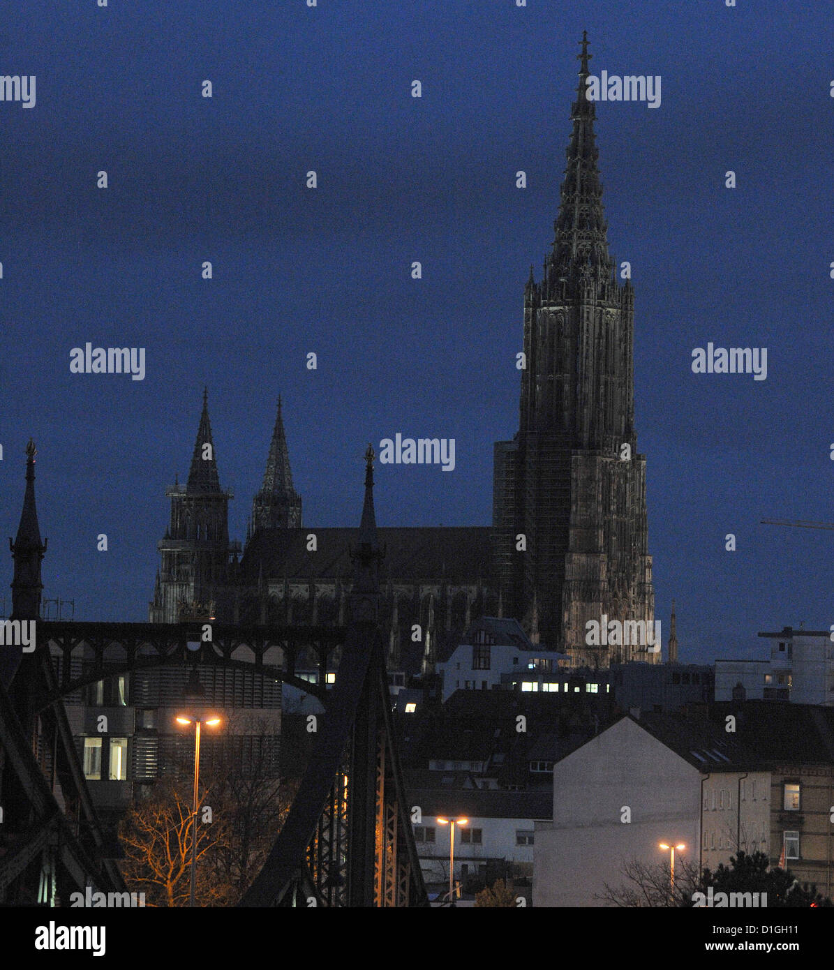 Der weltweit höchste Turm des Ulmer Münsters überragt die Stadt Ulm ...