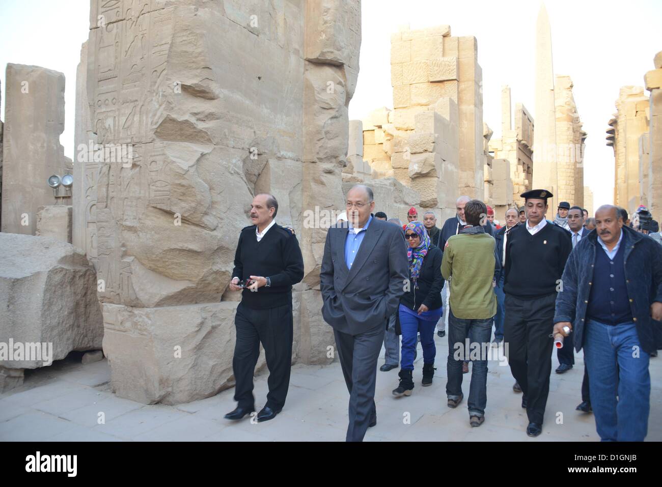 Der Gouverneur von Luxor Dr. Ezzat Saad zur Wintersonnenwende sunrise in Karnak Tempel, wo dawn ...