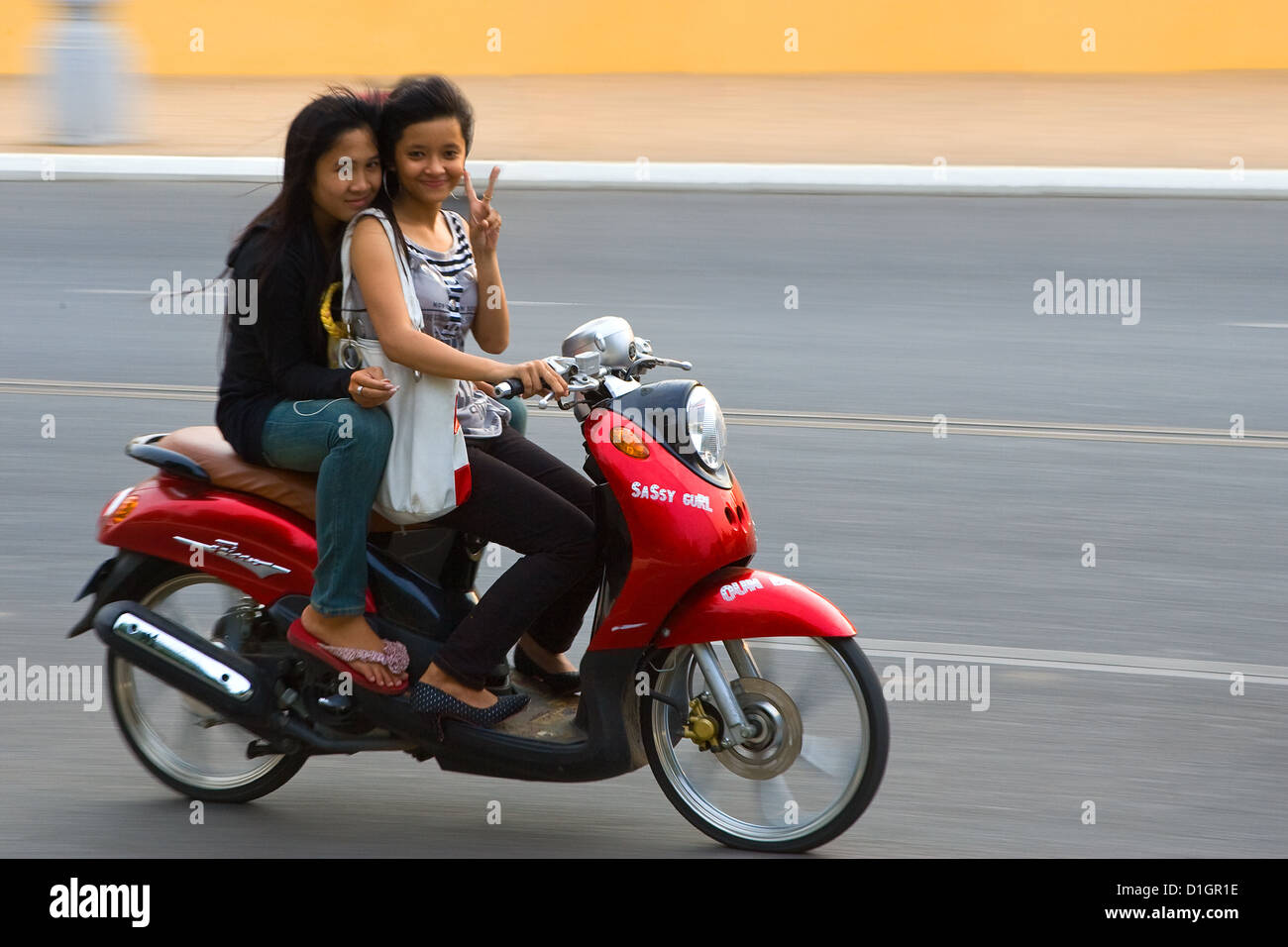 Zwei Mädchen auf einem Motorrad in Phnom Penh, Kambodscha ...