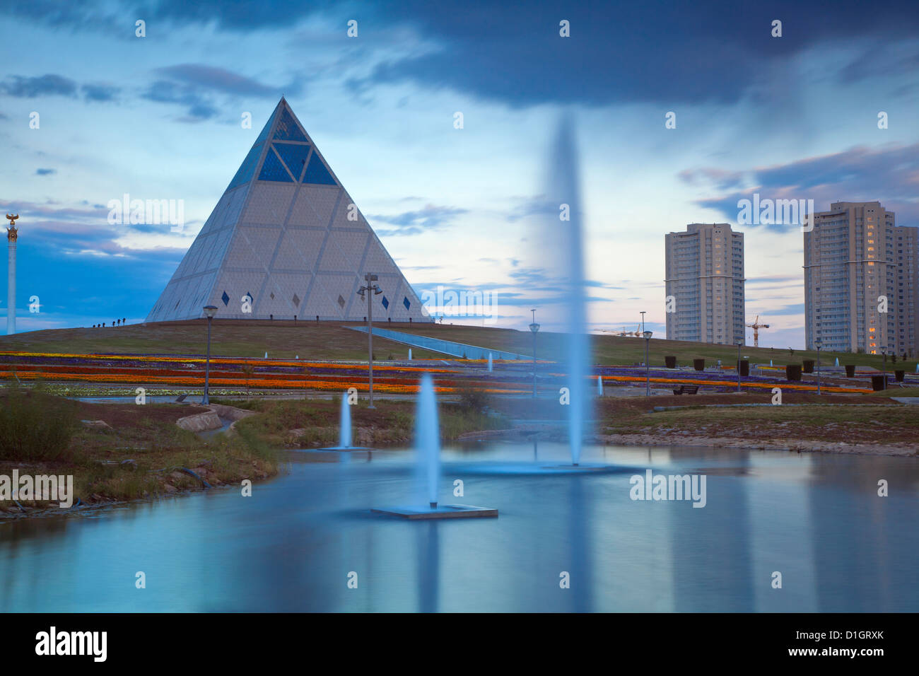 Palast des Friedens und der Versöhnung Pyramide, entworfen von Sir ...