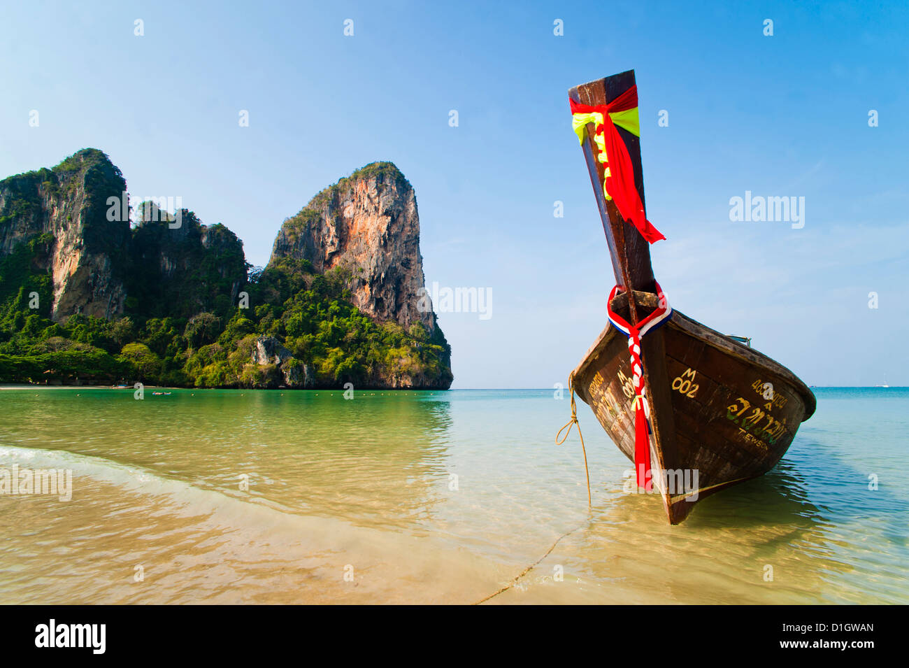 Traditionelles long tail thailand boot long tail boot -Fotos und -Bildmaterial in hoher ...