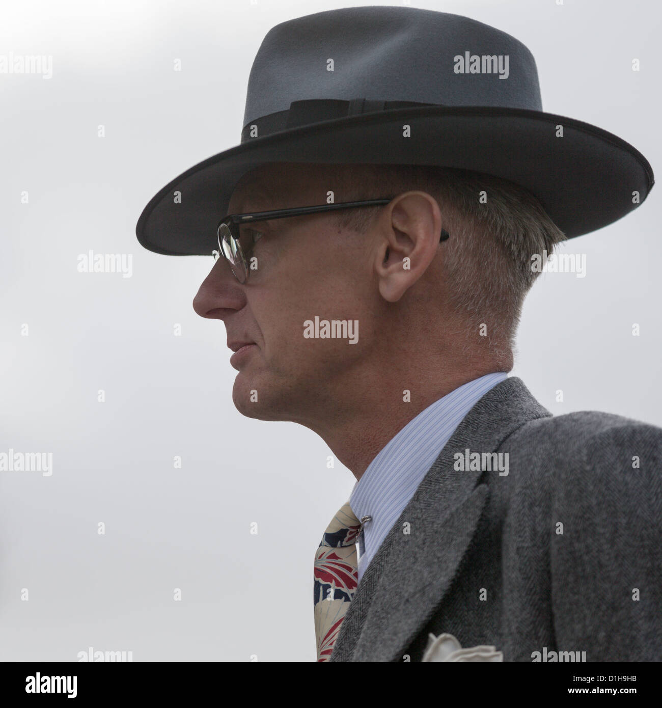 40er Jahre Style Gentleman in Fedora-Hut & Brille Stockfotografie - Alamy
