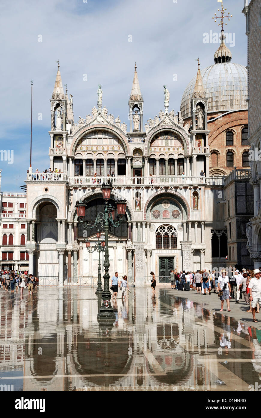 Markus Platz in Venedig auf dem Markusplatz Basilika bei Hochwasser ...