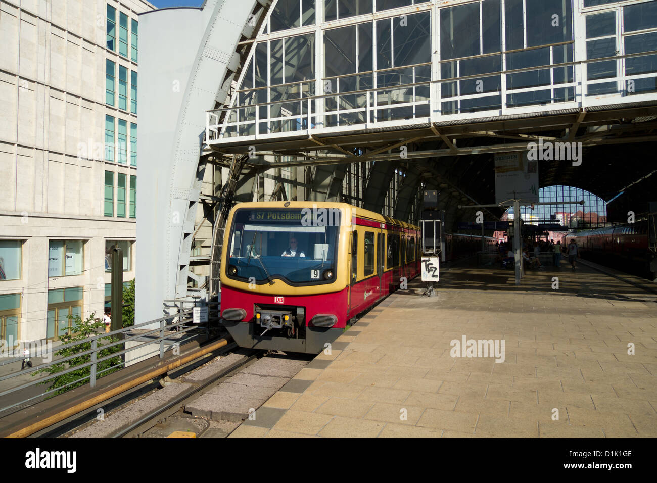 S bahn alexanderplatz in berlin -Fotos und -Bildmaterial in hoher Auflösung – Alamy