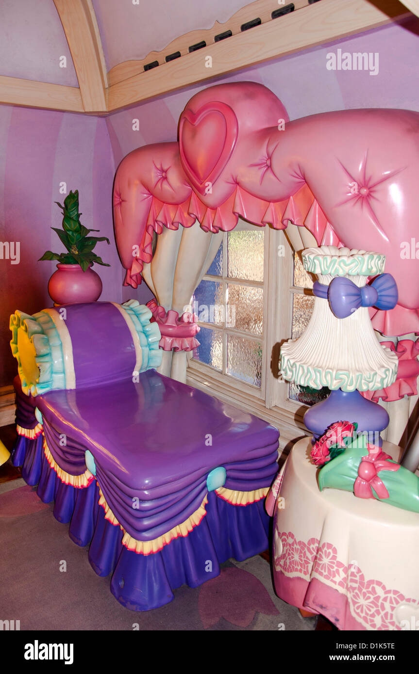 Mickey mouse house disneyland amusement -Fotos und -Bildmaterial in ...