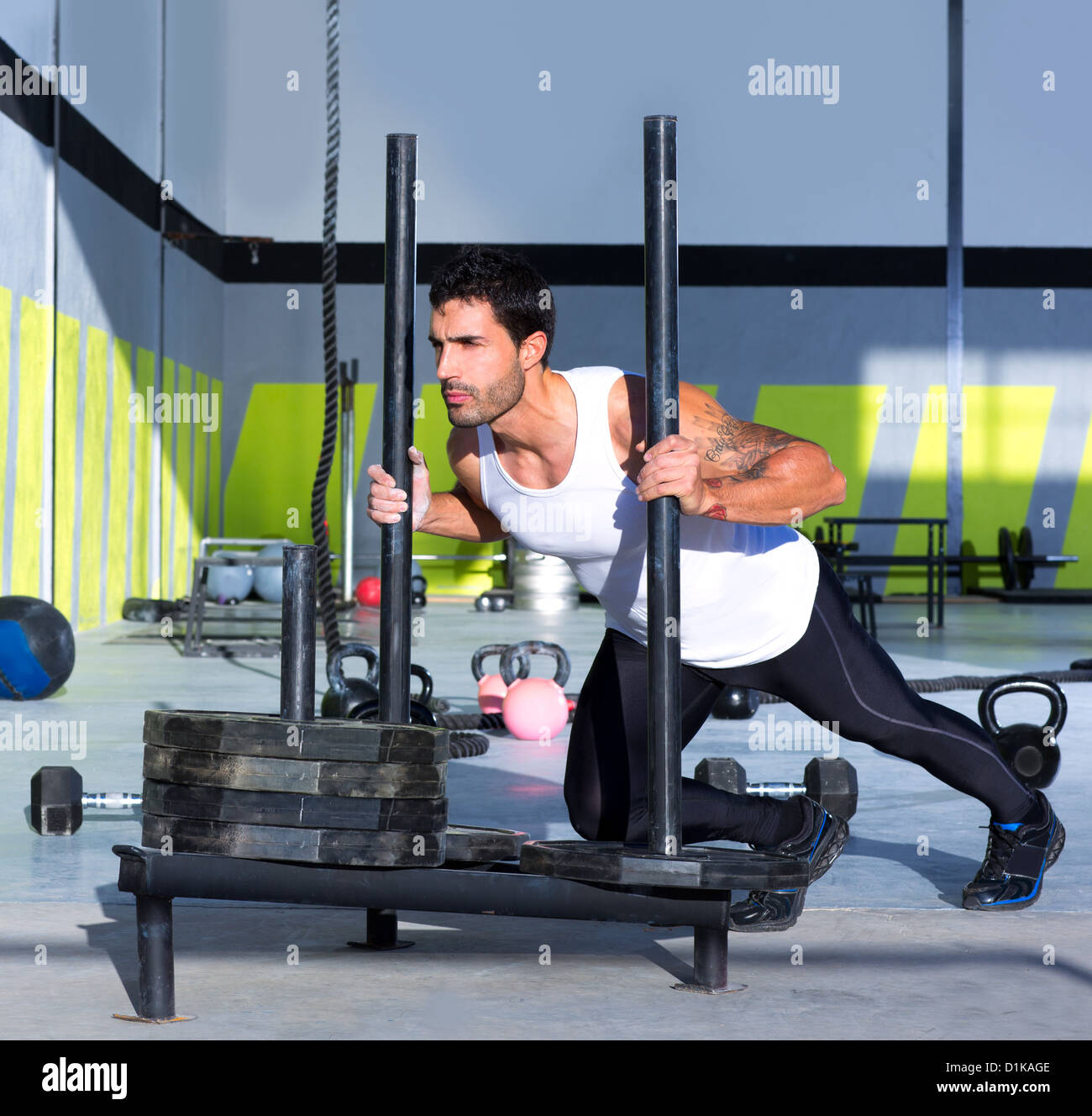 CrossFit Schlitten schieben Mann schob Gewichte Training Übung ...