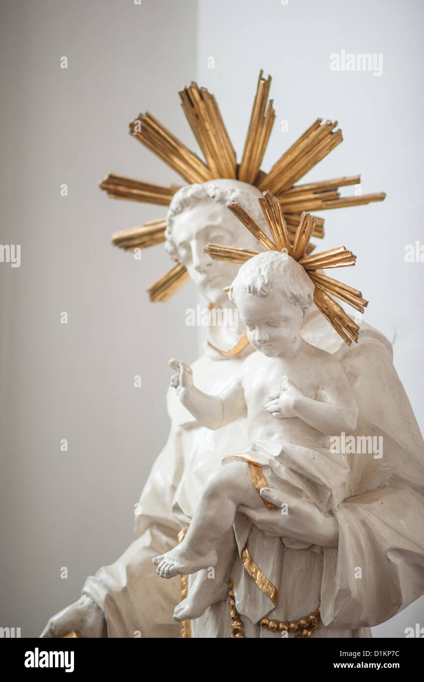 Spirituelle Statue der Heiligen Maria mit Jesus, Innenraum der ...