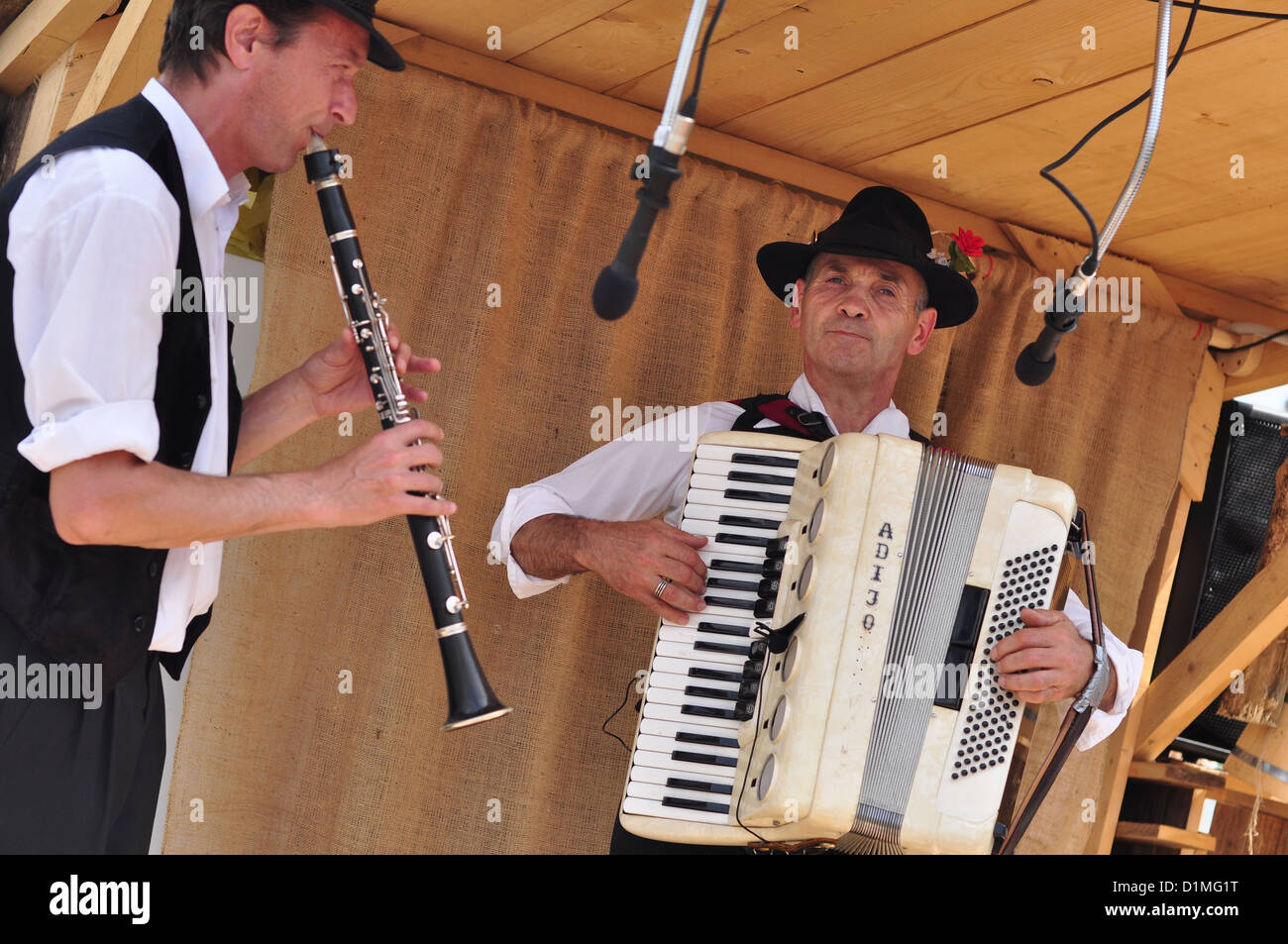 Akkordeon duo -Fotos und -Bildmaterial in hoher Auflösung – Alamy