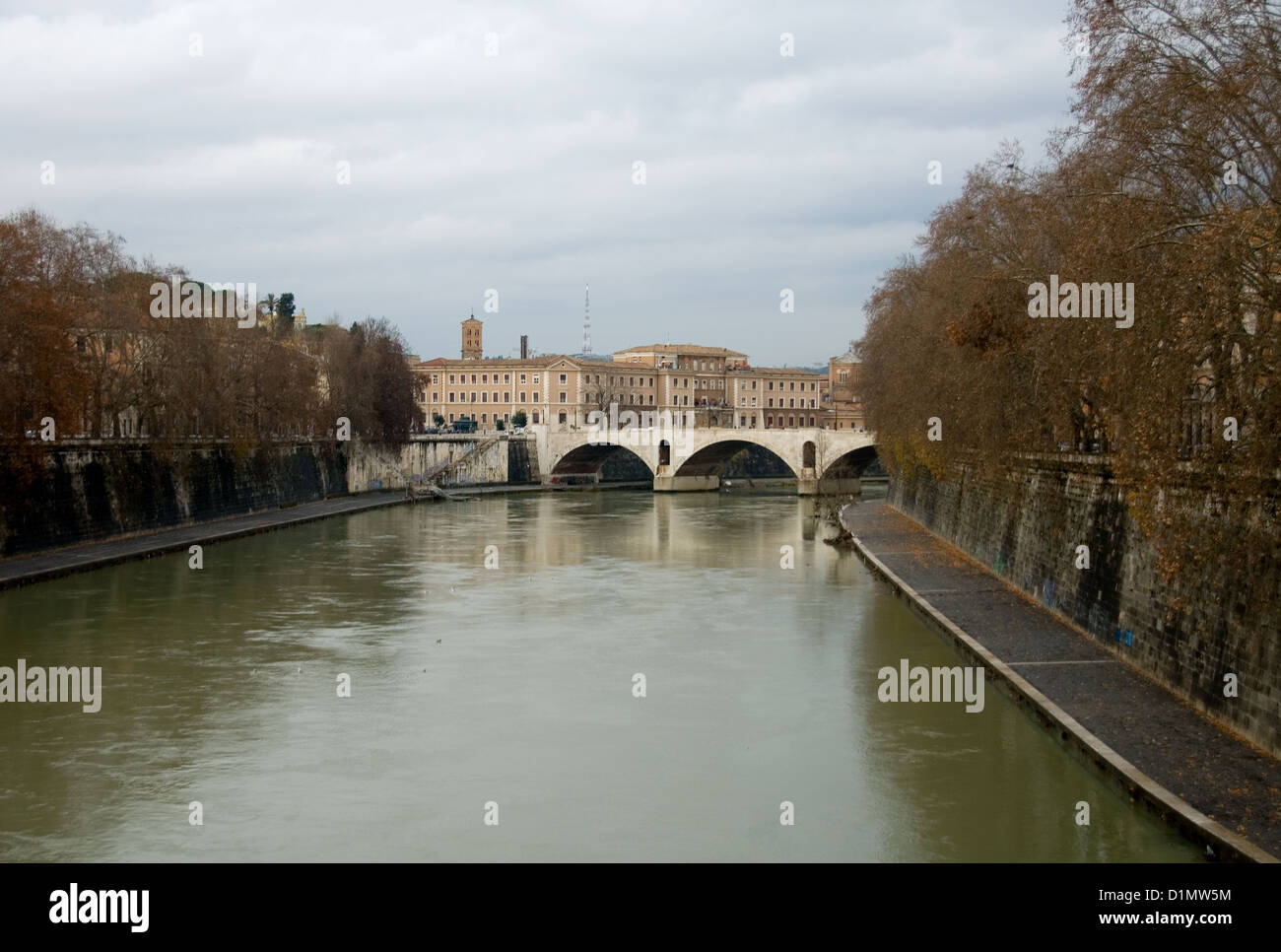 Der Fluss Tiber, Rom, Italien, geschwollen mit Hochwasser ...