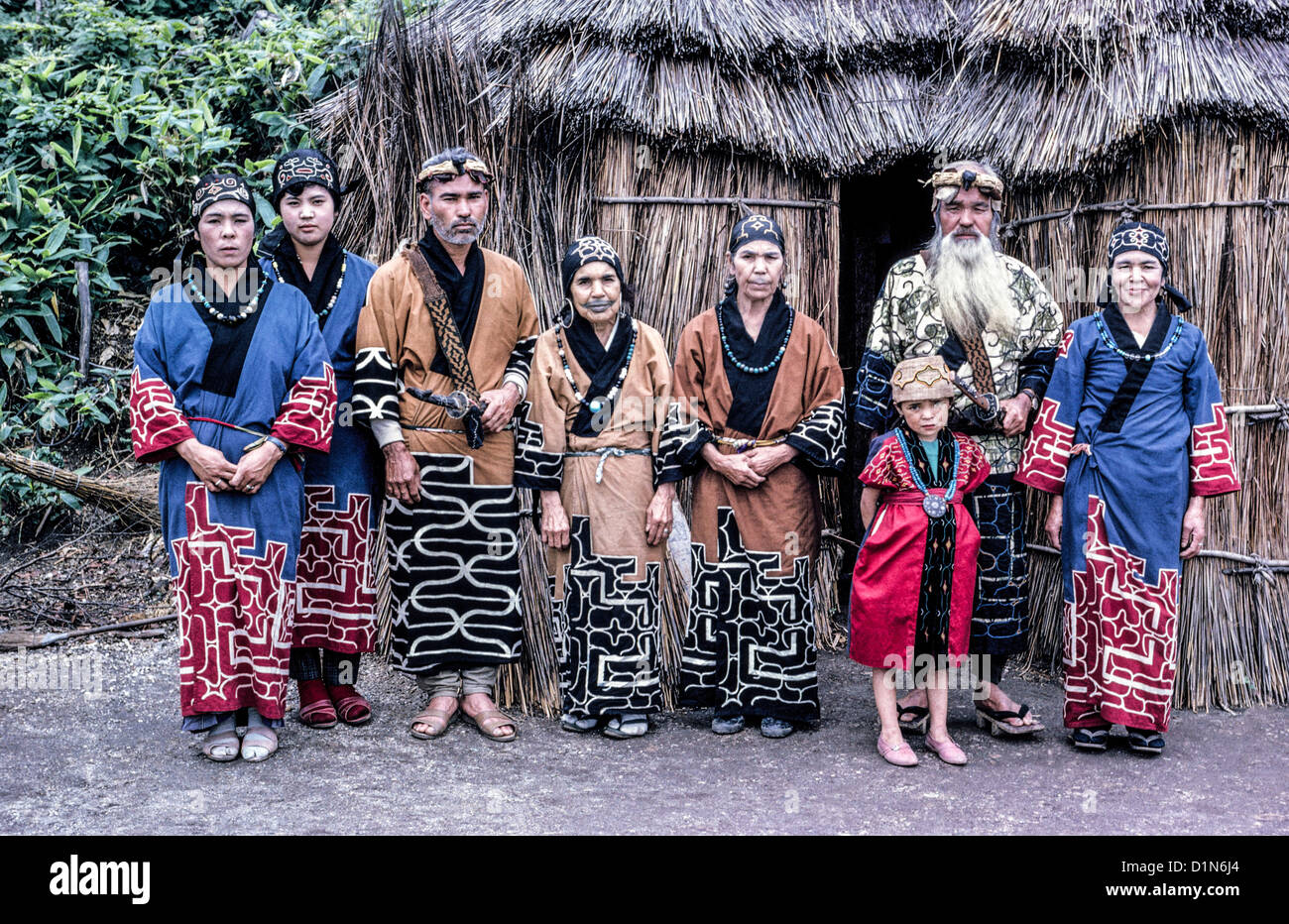 Eine Ainu-Familie indigener Menschen jeden Alters posiert im ...
