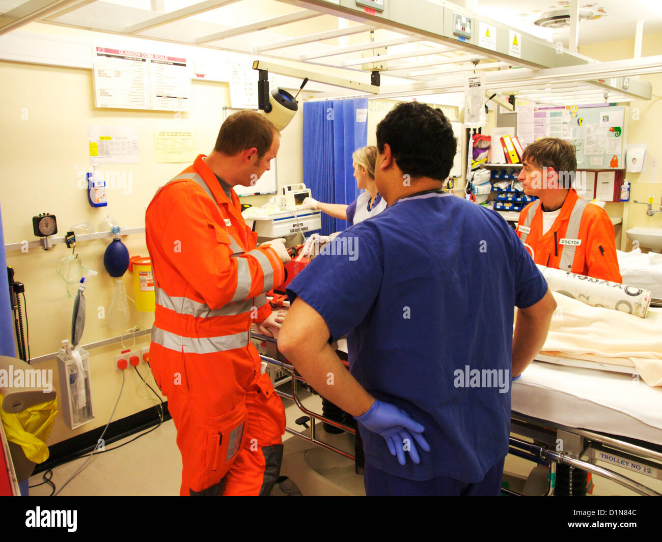 Rettungswagen in die notaufnahme Stockfotos und -bilder Kaufen - Alamy