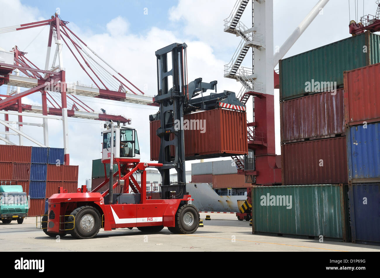 Hafen mit container staplerfahrzeug -Fotos und -Bildmaterial in hoher ...