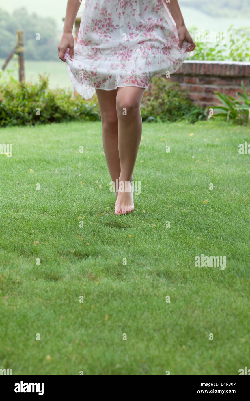 Frau barfuss in der Wiese Stockfotografie - Alamy