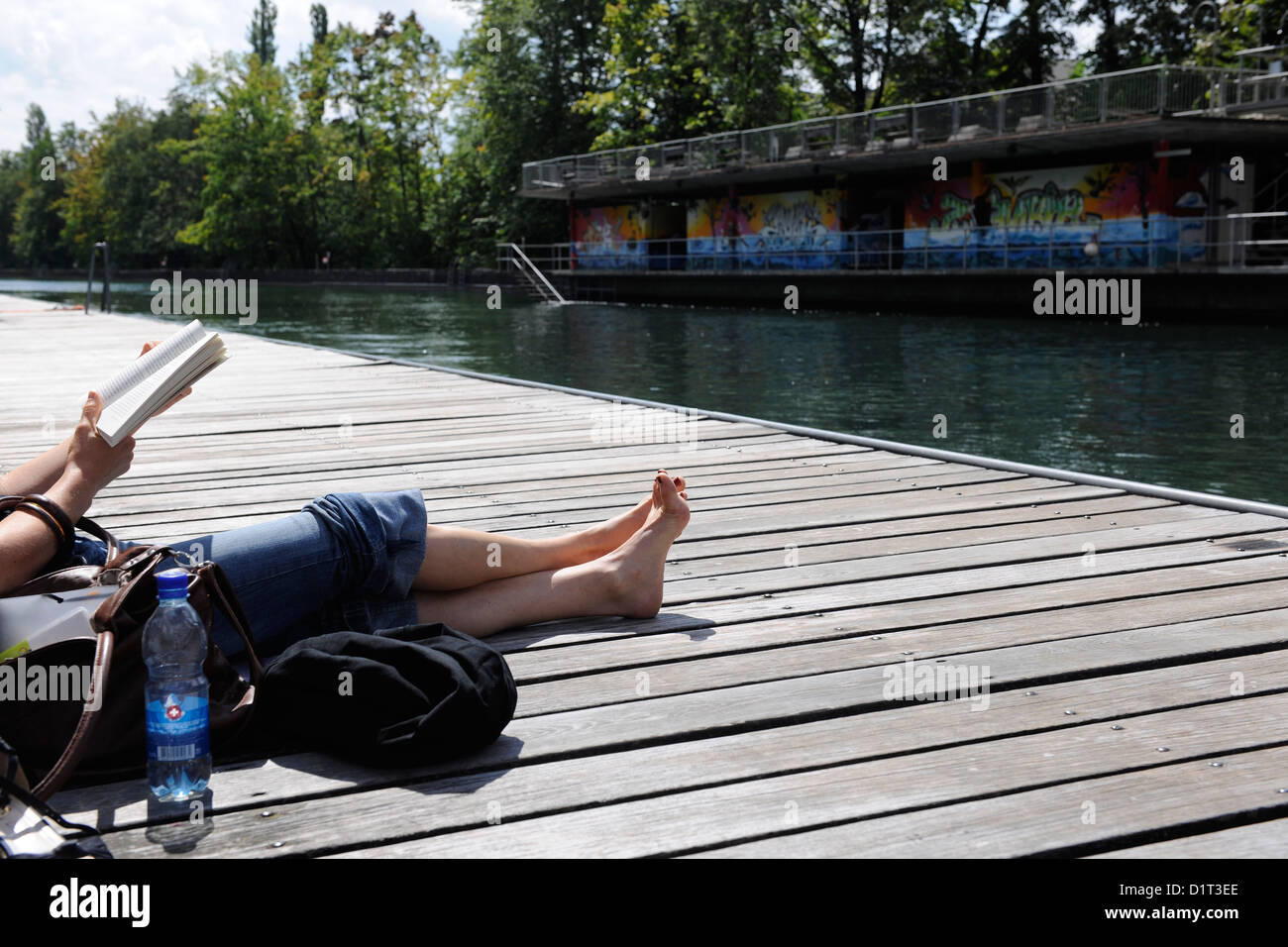 Woman relaxing river barefoot -Fotos und -Bildmaterial in hoher ...