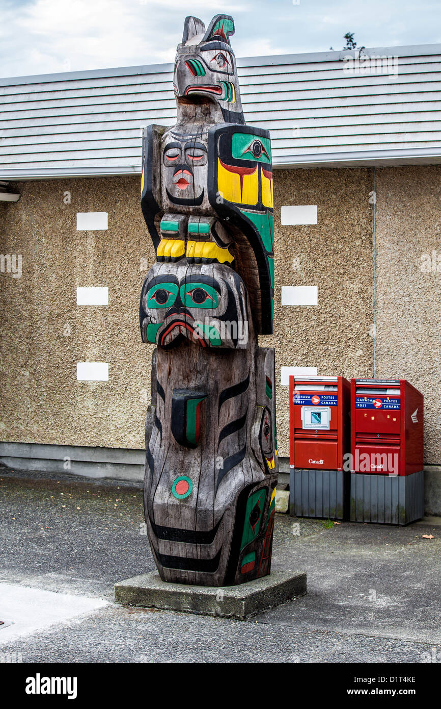 Tourist vor totempfahl -Fotos und -Bildmaterial in hoher Auflösung – Alamy
