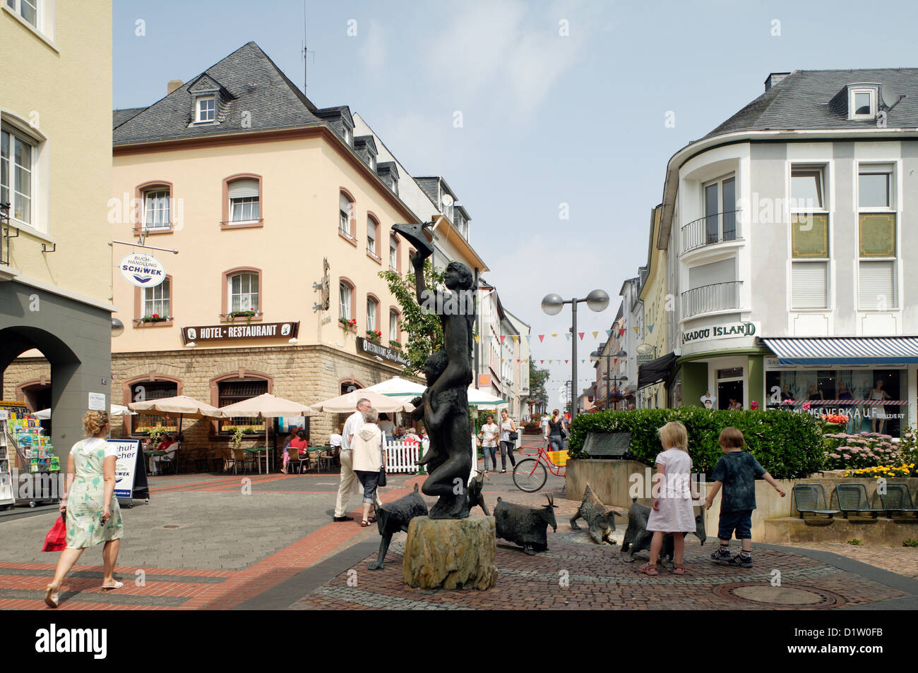Bitburg, Deutschland, Passanten in der Fußgängerzone und dem ...