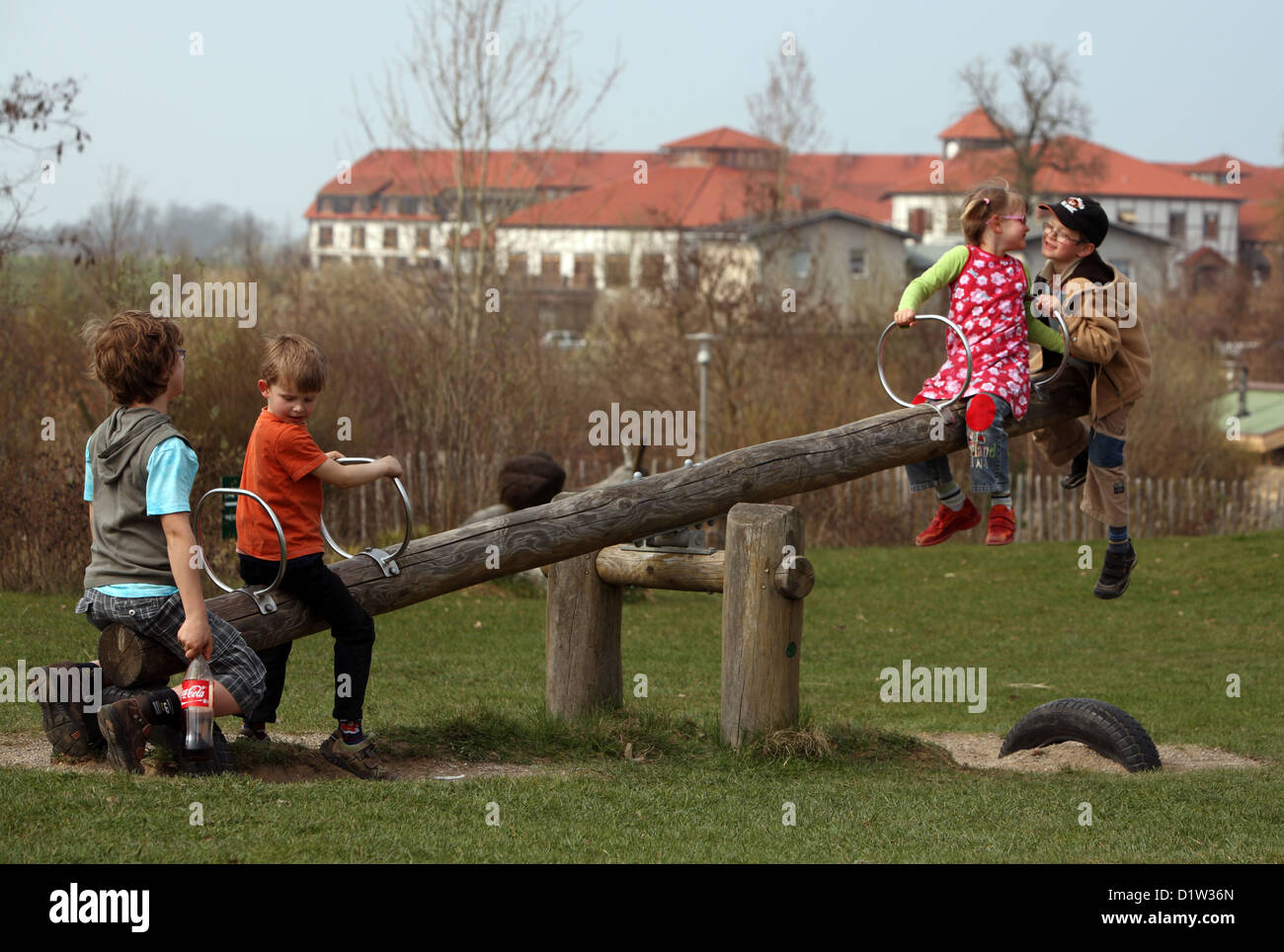 Kinder auf wippe -Fotos und -Bildmaterial in hoher Auflösung – Alamy