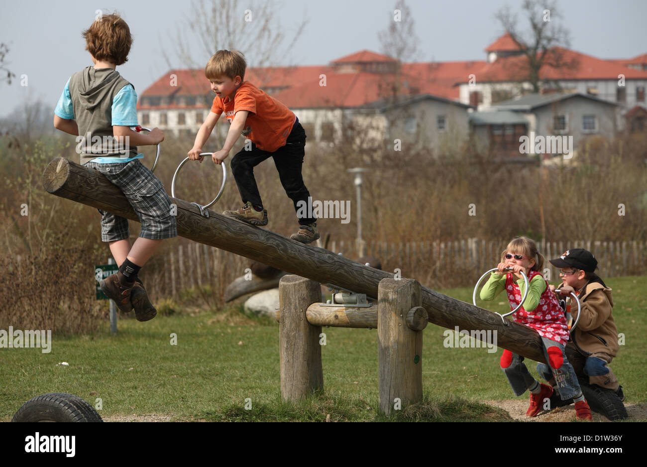 Kinder spielen auf wippe -Fotos und -Bildmaterial in hoher Auflösung ...