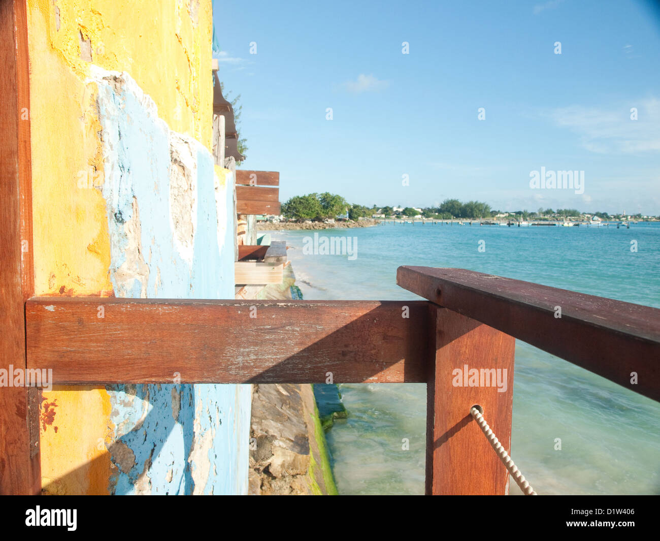 Schäbig Strandbar in Barbados, sitzen über den Rand des Wassers ...