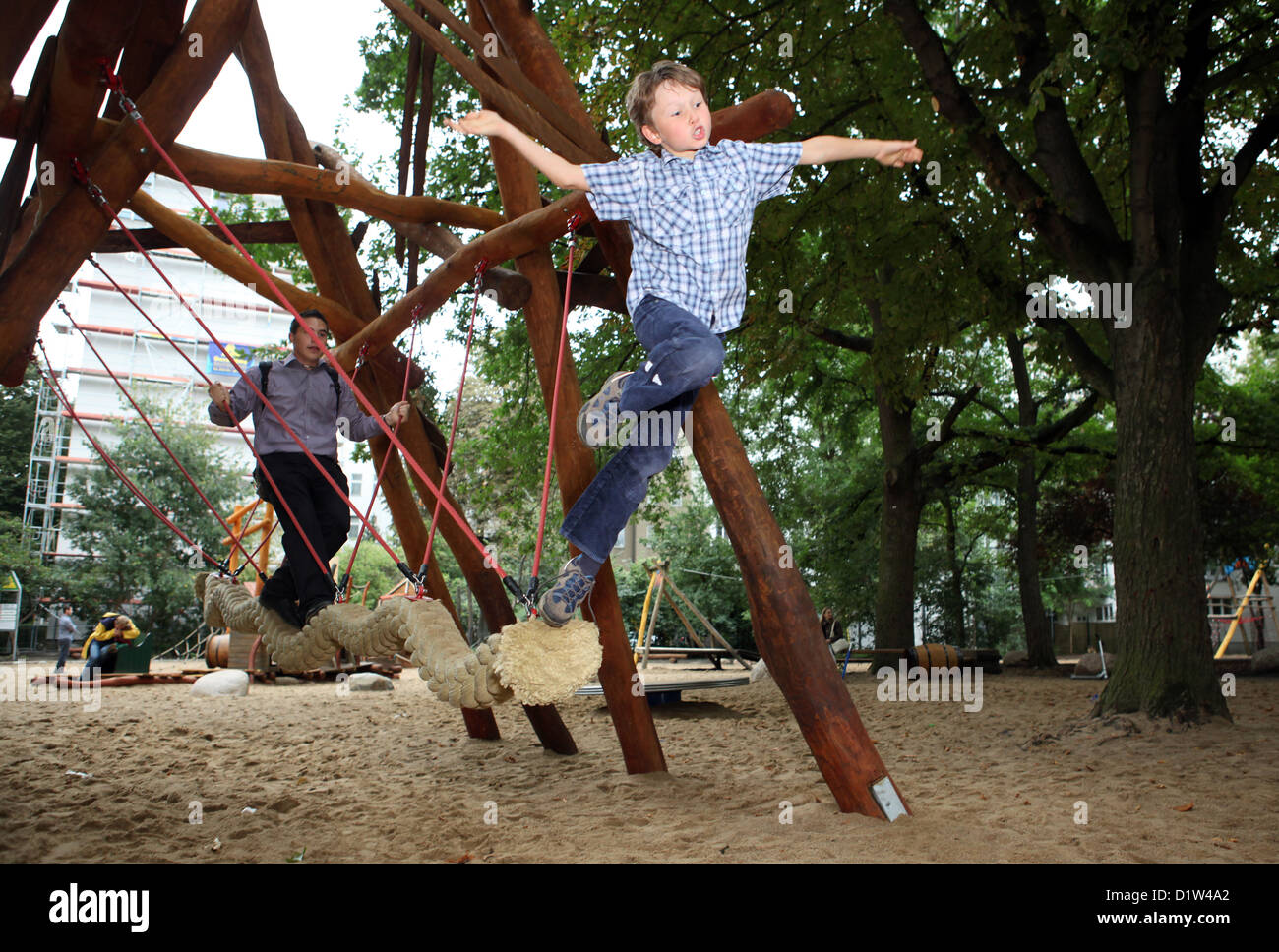 Junge kind springen abspringen -Fotos und -Bildmaterial in hoher ...