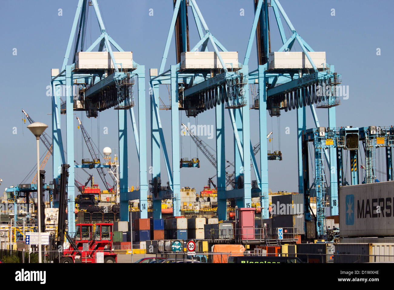 Container-terminal in Rotterdam-Seehafen. Die Niederlande ...