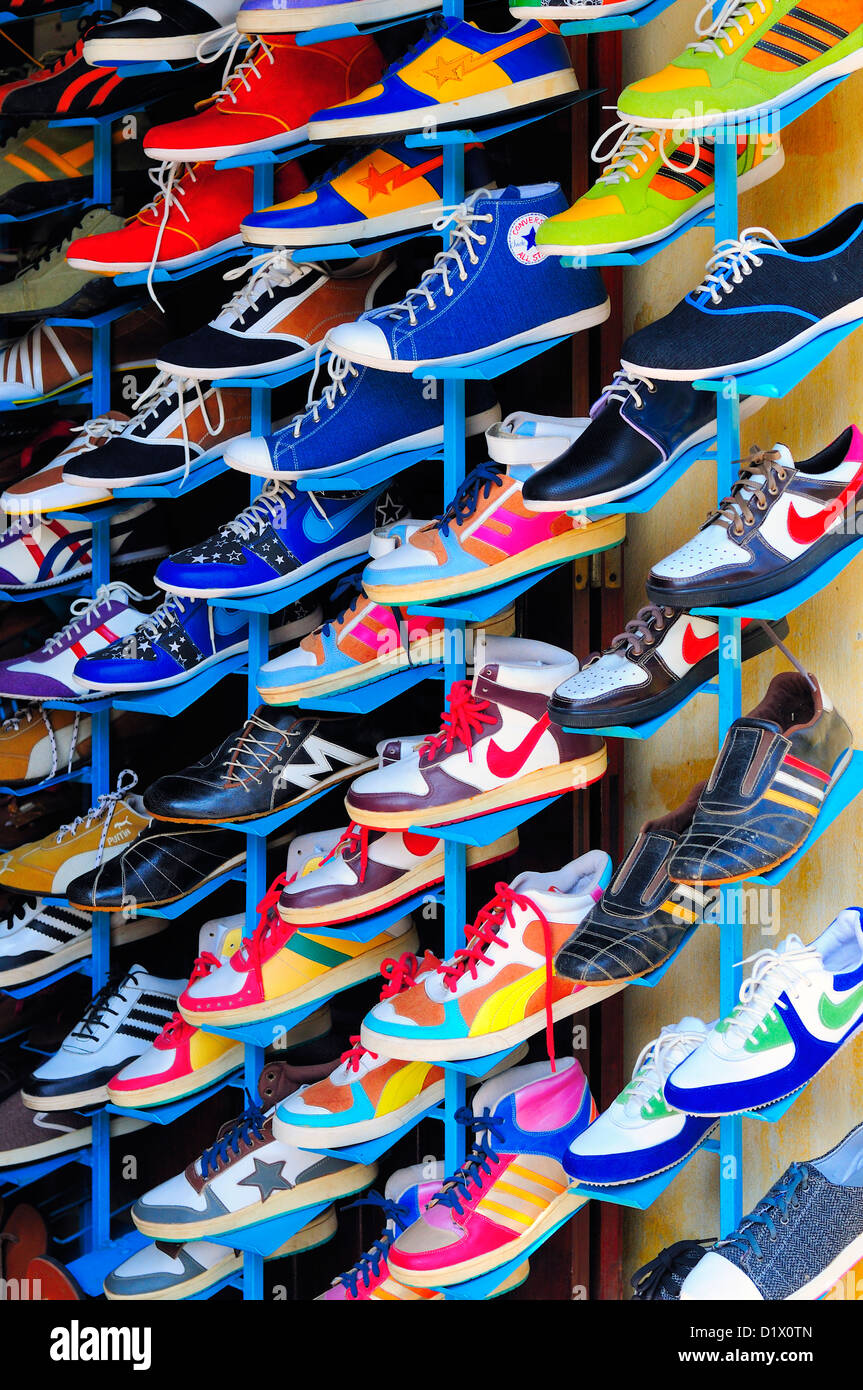 Fake shoes -Fotos und -Bildmaterial in hoher Auflösung – Alamy