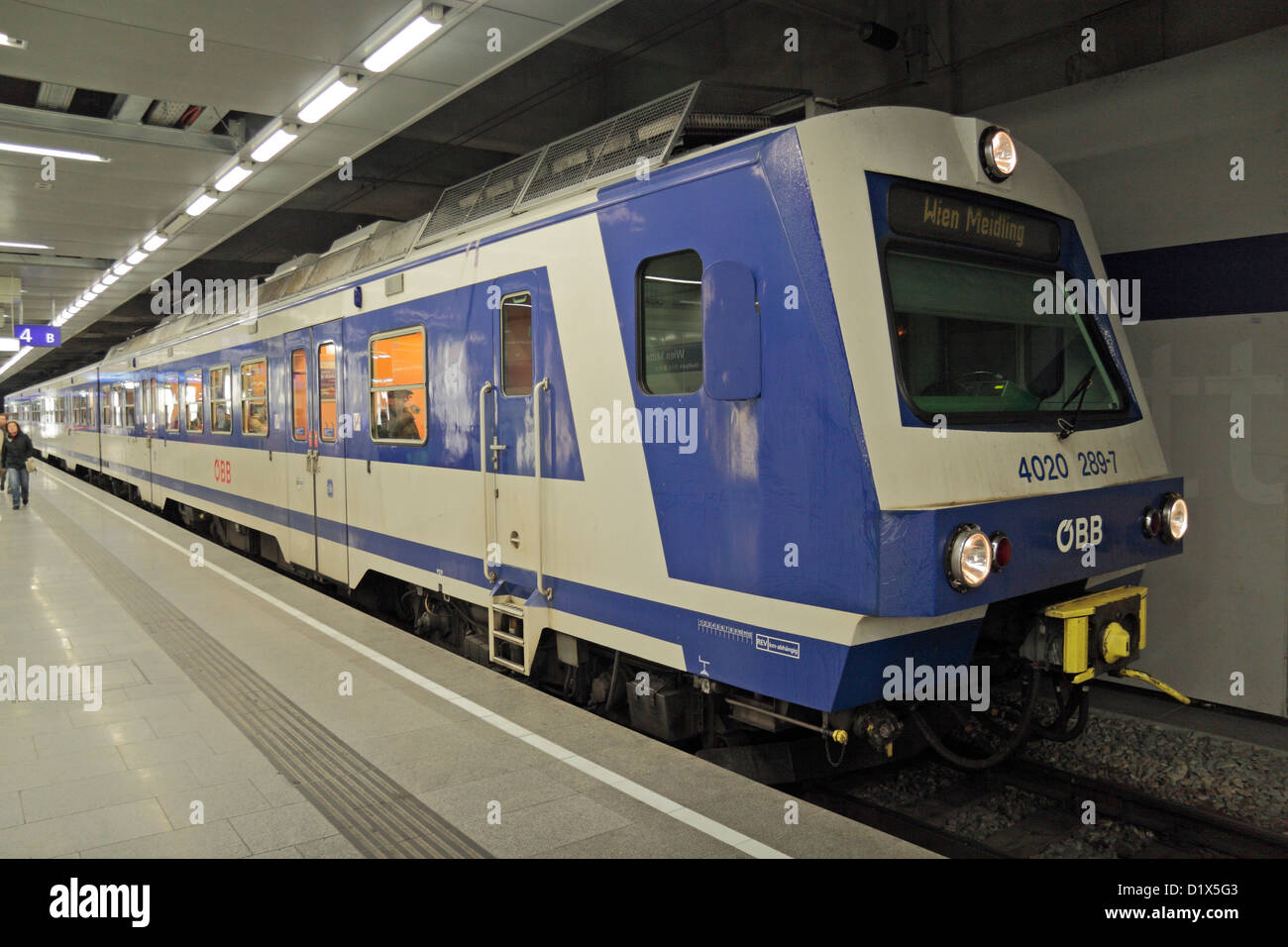Ein Zug am Bahnsteig der ÖBB (österreichischen Bundesbahnen), S-Bahn (s ...