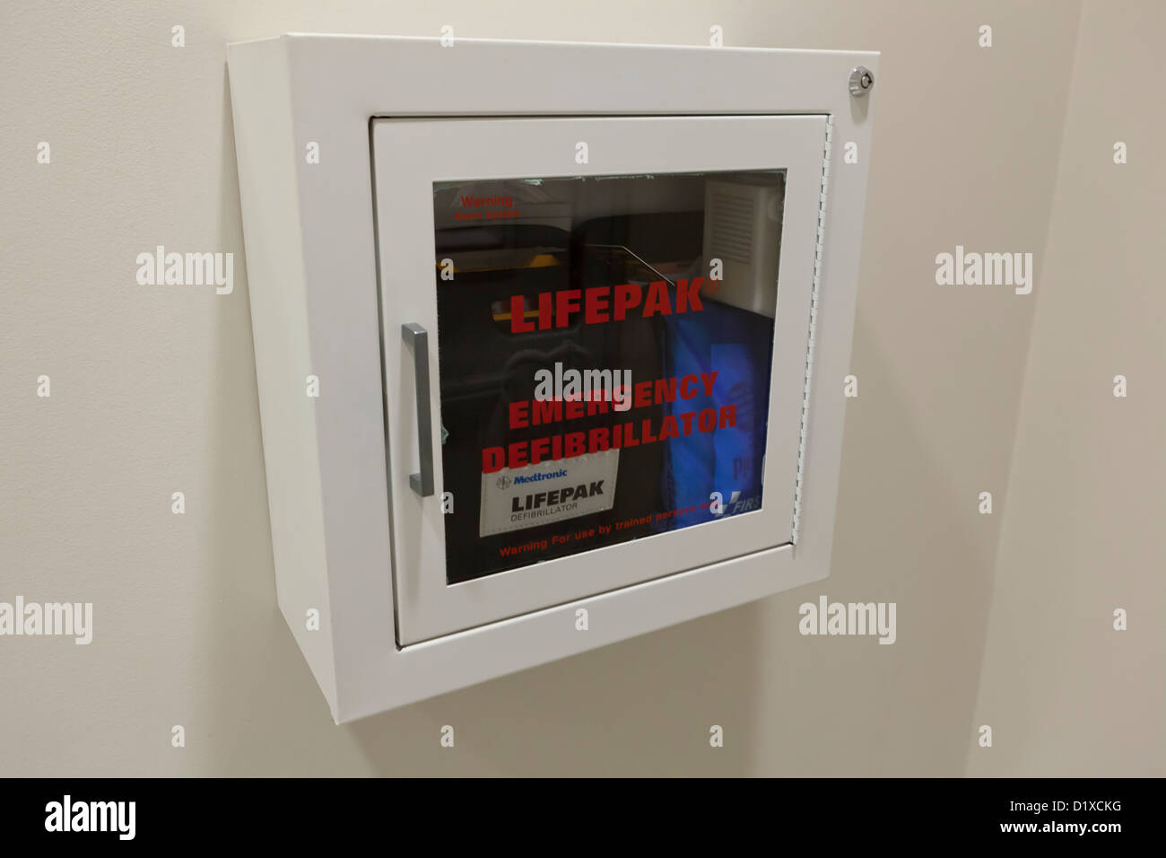 Aed an der wand -Fotos und -Bildmaterial in hoher Auflösung – Alamy